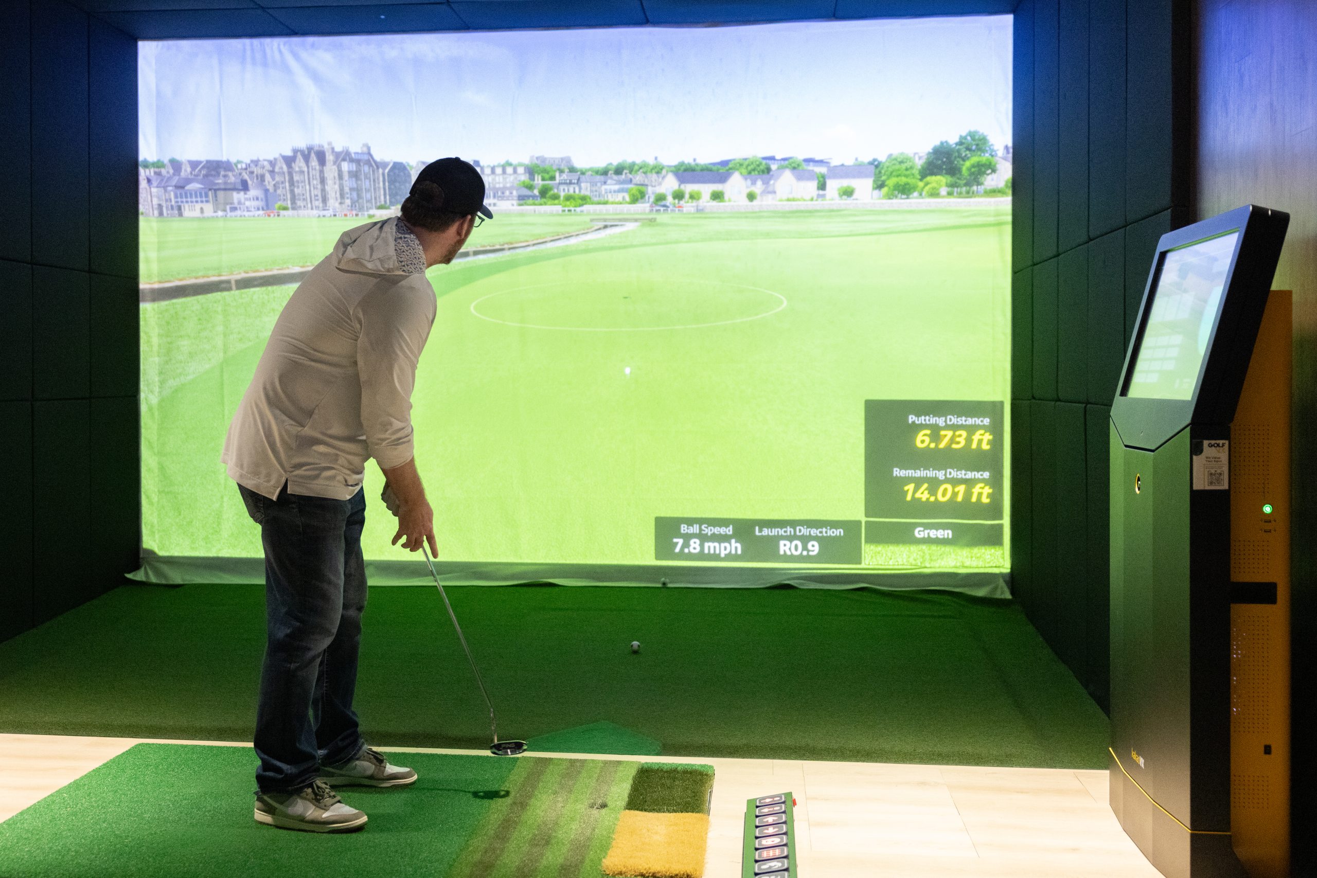 Indoor Golf Near Me: Why Golfers Are Choosing Screen Golf and Simulator